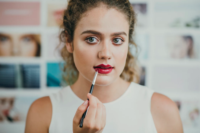 Las beauty influencers lo borran todo en Instagram con Maybelline ...